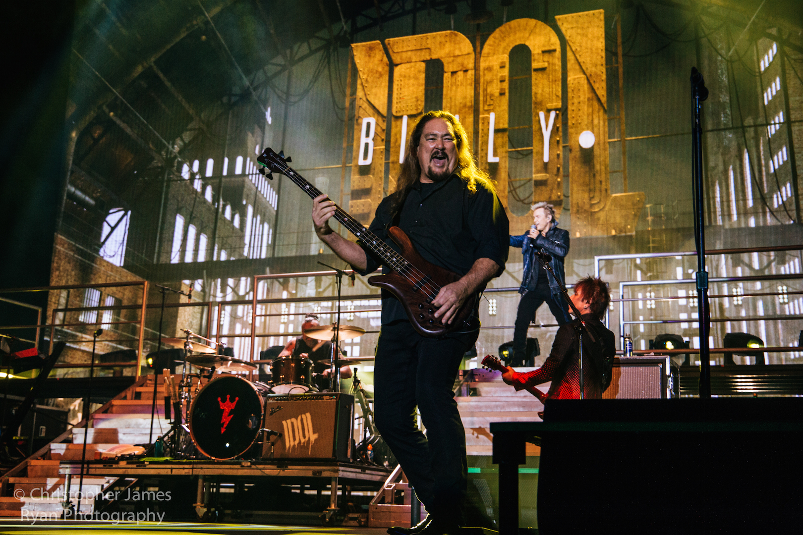 Billy Idol spits in the face of time at the Manchester Arena - RAMzine